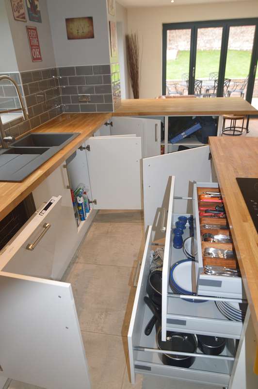 As New Howdens Greenwich Gloss White Kitchen | Used Kitchen Hub