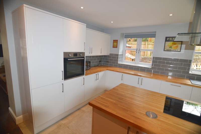As New Howdens Greenwich Gloss White Kitchen | Used Kitchen Hub