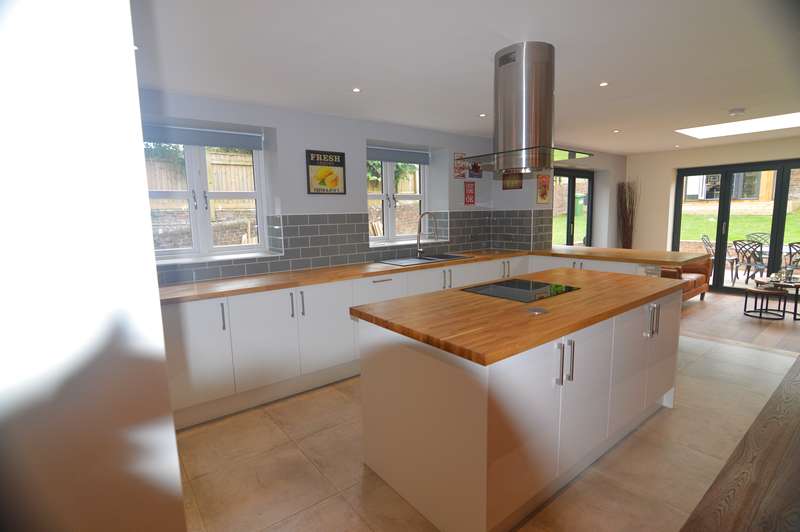 As New Howdens Greenwich Gloss White Kitchen | Used Kitchen Hub