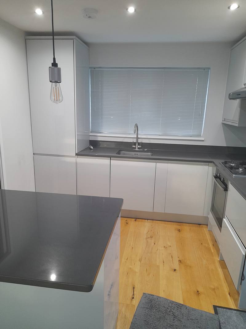 Modern Gloss Grey Howdens Kitchen + Stone Worktops & Appliances ...