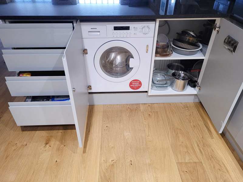 Gloss Grey Howdens Handleless Kitchen - Quartz Worktops - 3831666 ...