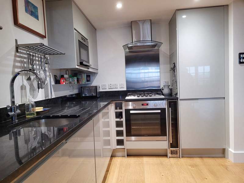 Gloss Grey Howdens Handleless Kitchen - Quartz Worktops - 3831666 ...