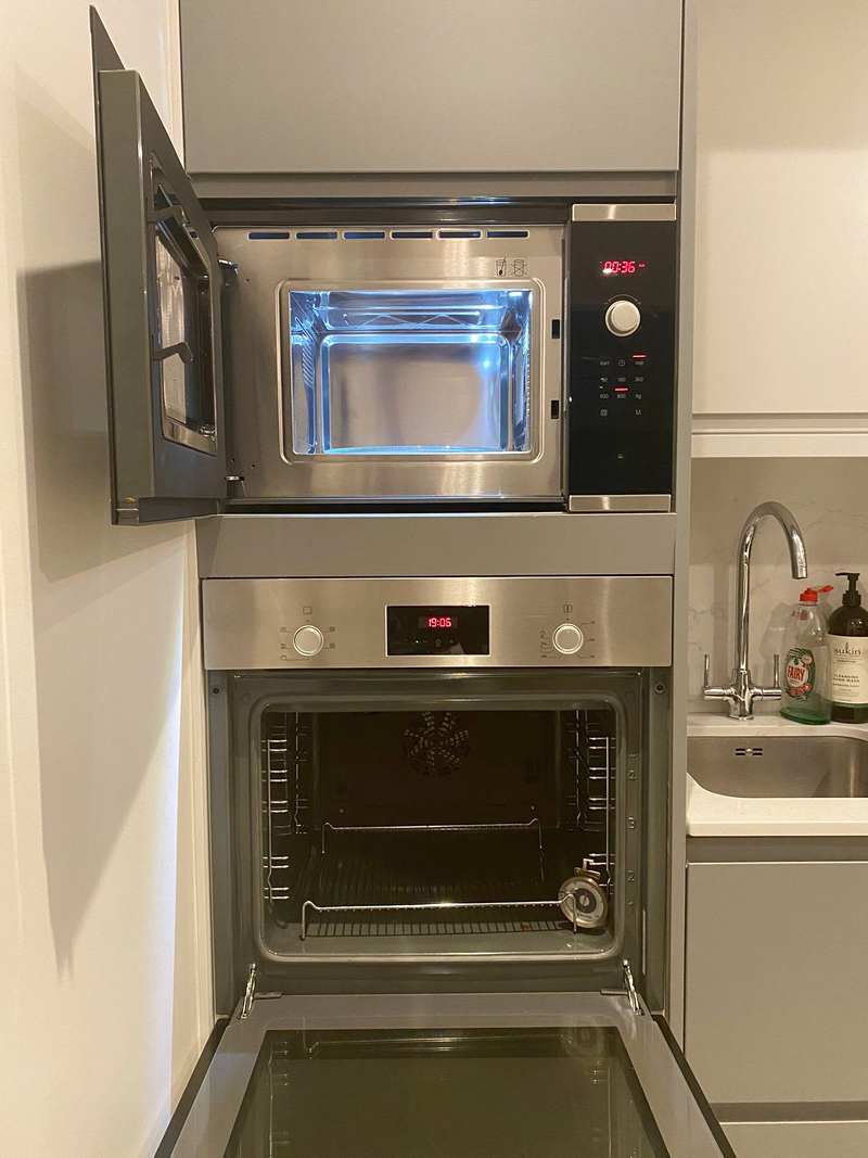 Modern Grey & White Handleless Kitchen Bosch Appliances Quartz Worktops ...