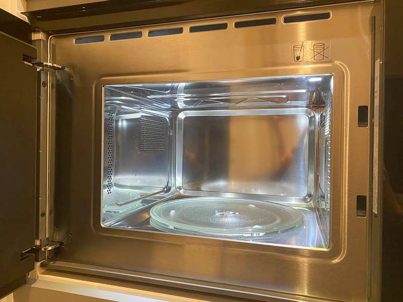 Modern Grey & White Handleless Kitchen Bosch Appliances Quartz Worktops ...