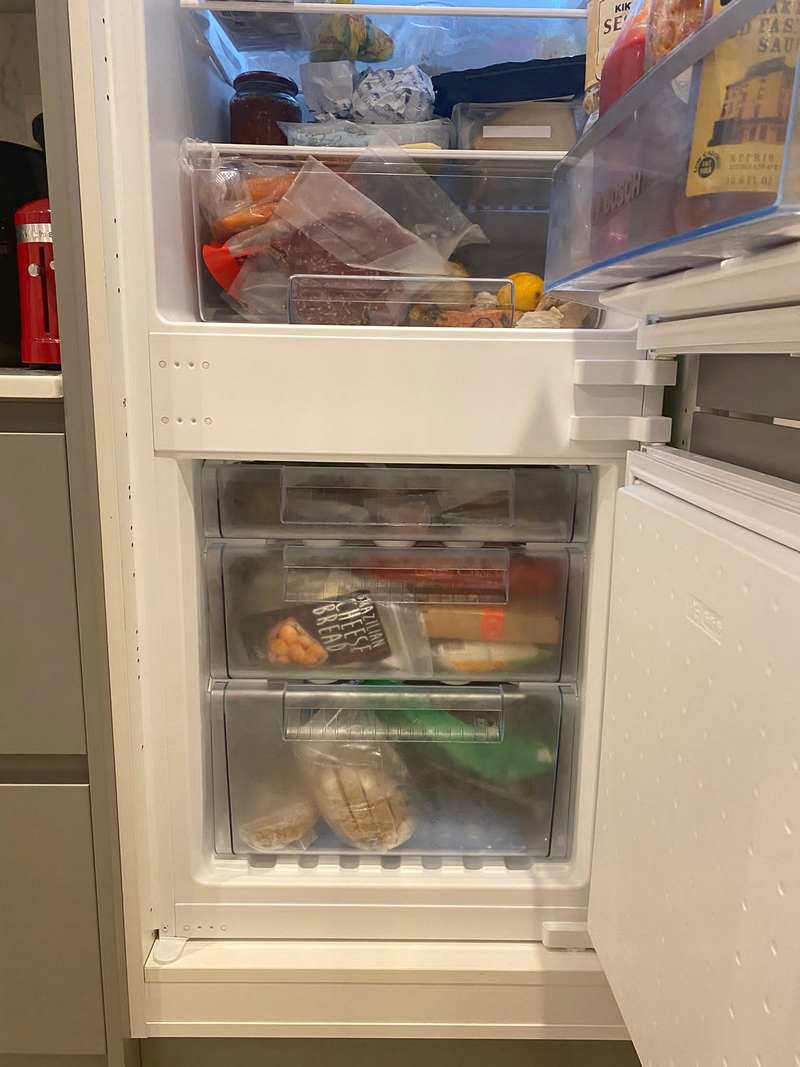 Modern Grey & White Handleless Kitchen Bosch Appliances Quartz Worktops ...
