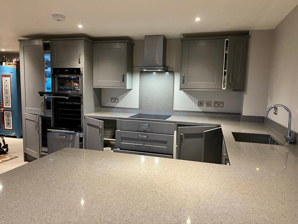 Howdens As New Shaker Style Graphite Grey Kitchen & Peninsular ...