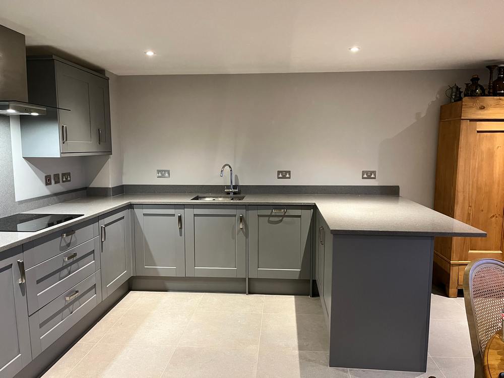 Howdens As New Shaker Style Graphite Grey Kitchen & Peninsular ...
