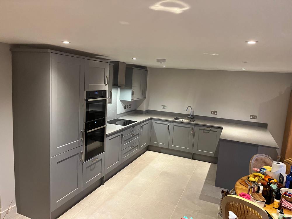 Howdens As New Shaker Style Graphite Grey Kitchen & Peninsular ...