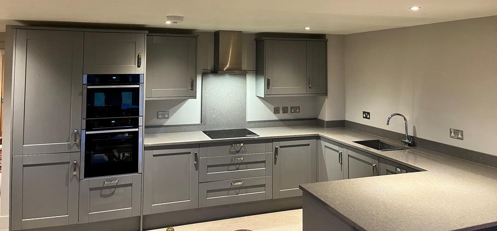 Howdens As New Shaker Style Graphite Grey Kitchen & Peninsular ...