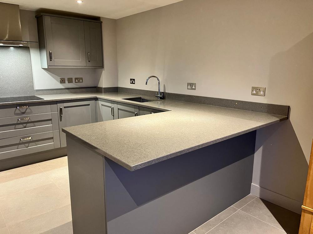 Howdens As New Shaker Style Graphite Grey Kitchen & Peninsular ...