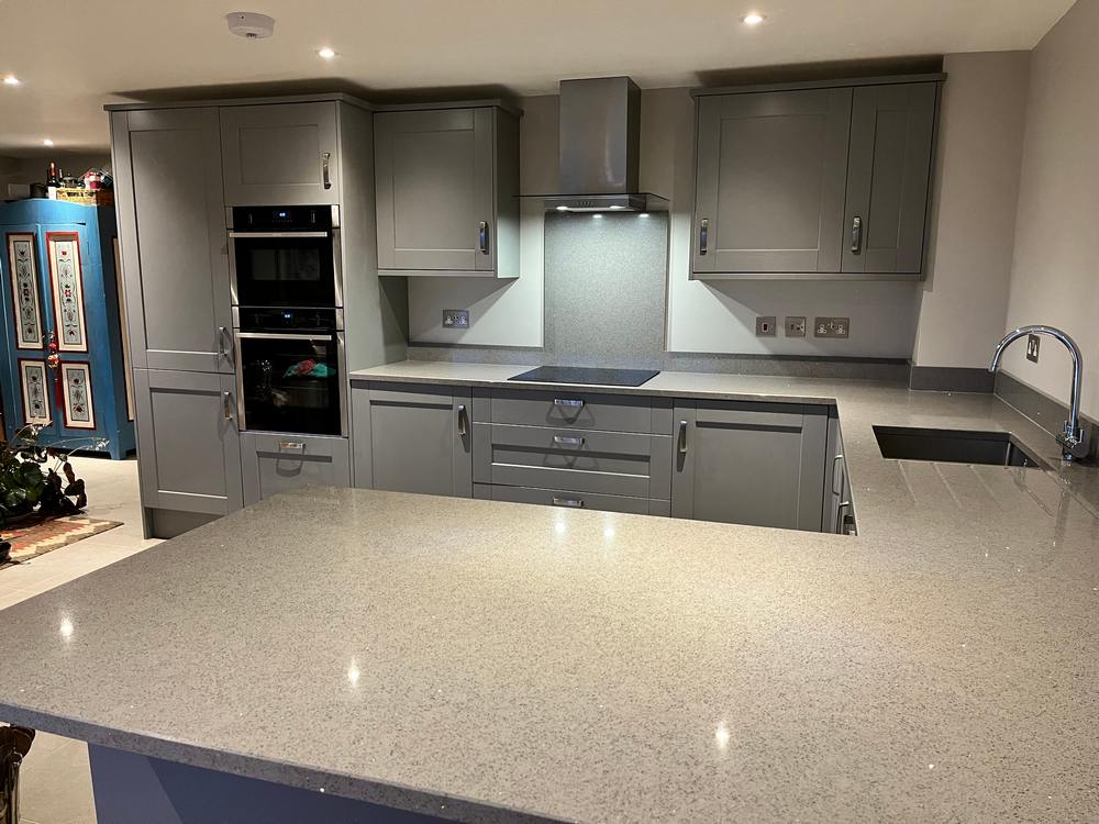 Howdens As New Shaker Style Graphite Grey Kitchen & Peninsular ...