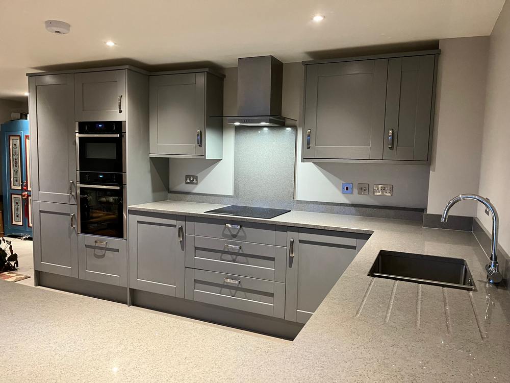 Howdens As New Shaker Style Graphite Grey Kitchen & Peninsular ...