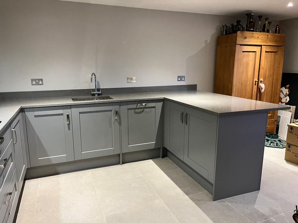 Howdens As New Shaker Style Graphite Grey Kitchen & Peninsular ...