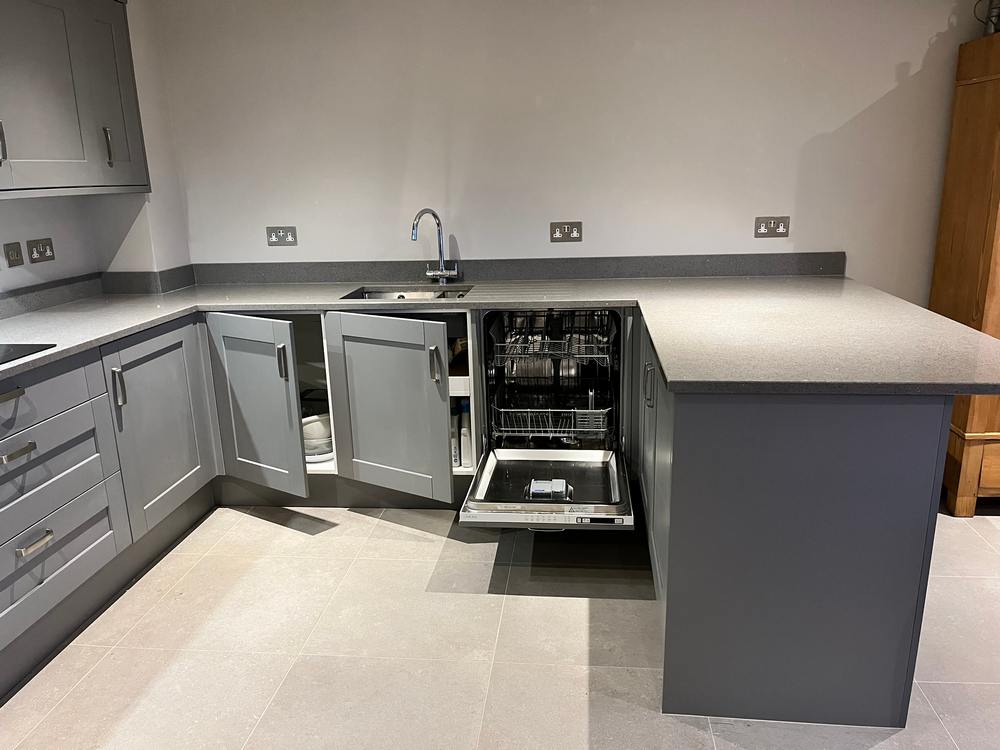Howdens As New Shaker Style Graphite Grey Kitchen & Peninsular ...