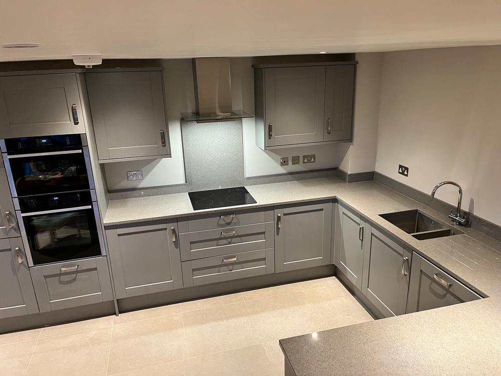 Howdens As New Shaker Style Graphite Grey Kitchen & Peninsular ...