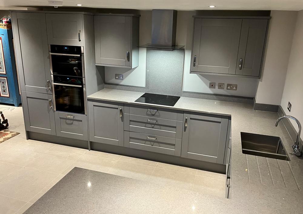 Howdens As New Shaker Style Graphite Grey Kitchen & Peninsular ...