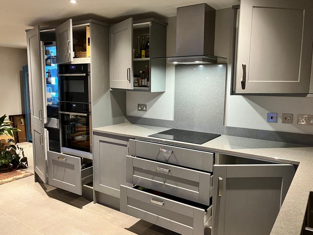Howdens As New Shaker Style Graphite Grey Kitchen & Peninsular ...