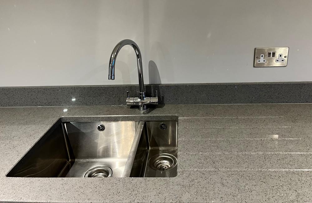 Howdens As New Shaker Style Graphite Grey Kitchen & Peninsular ...