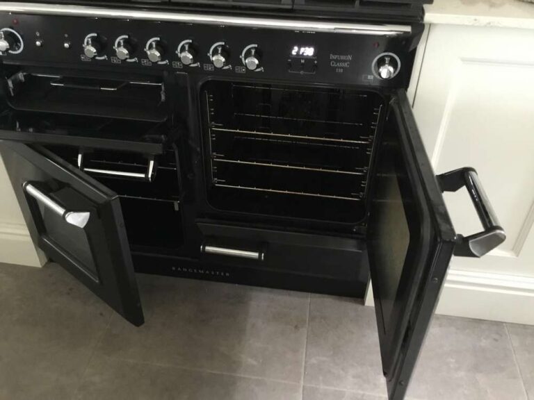 Howdens Elmbridge Porcelain Shaker Kitchen & Island - 3832179 | Used ...
