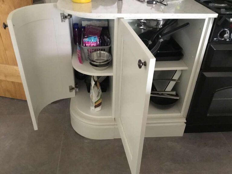 Howdens Elmbridge Porcelain Shaker Kitchen & Island - 3832179 | Used ...