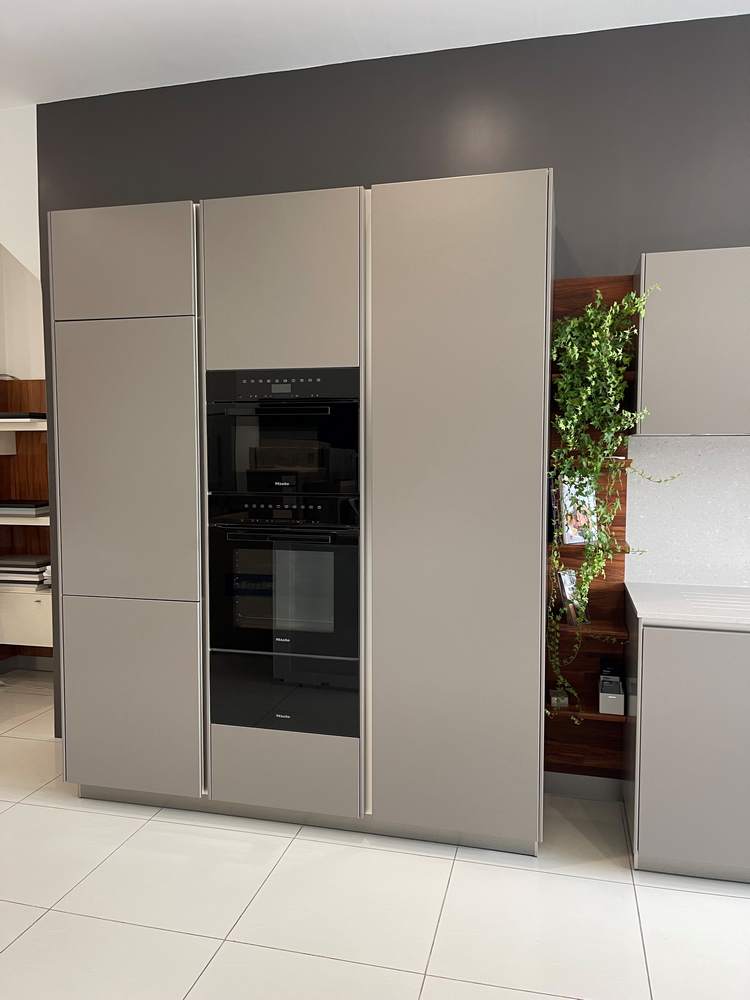 Ex Display Warendorf Luxury Basalt Smooth Lacquer Handleless Kitchen ...