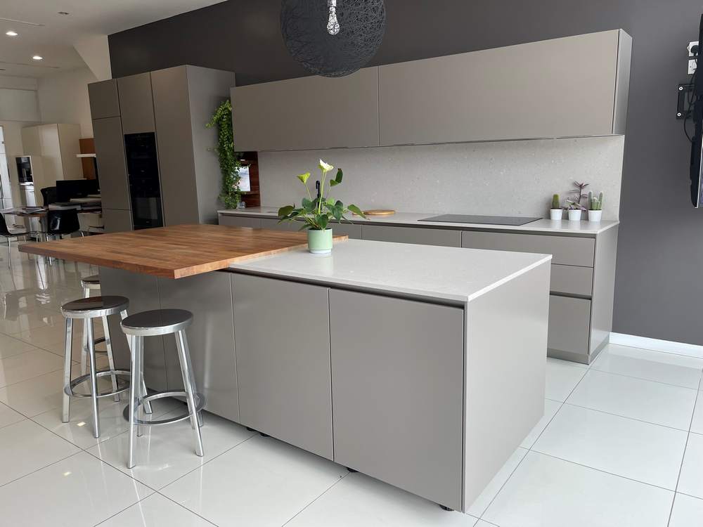 Ex Display Warendorf Luxury Basalt Smooth Lacquer Handleless Kitchen ...