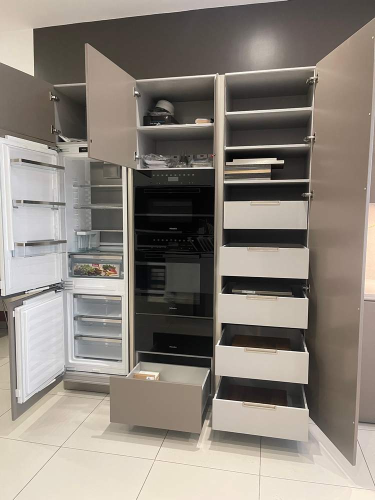 Ex Display Warendorf Luxury Basalt Smooth Lacquer Handleless Kitchen ...