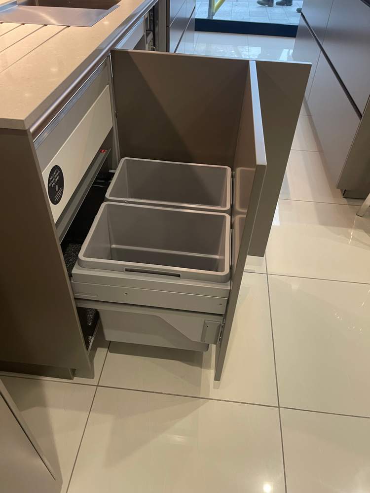 Ex Display Warendorf Luxury Basalt Smooth Lacquer Handleless Kitchen ...
