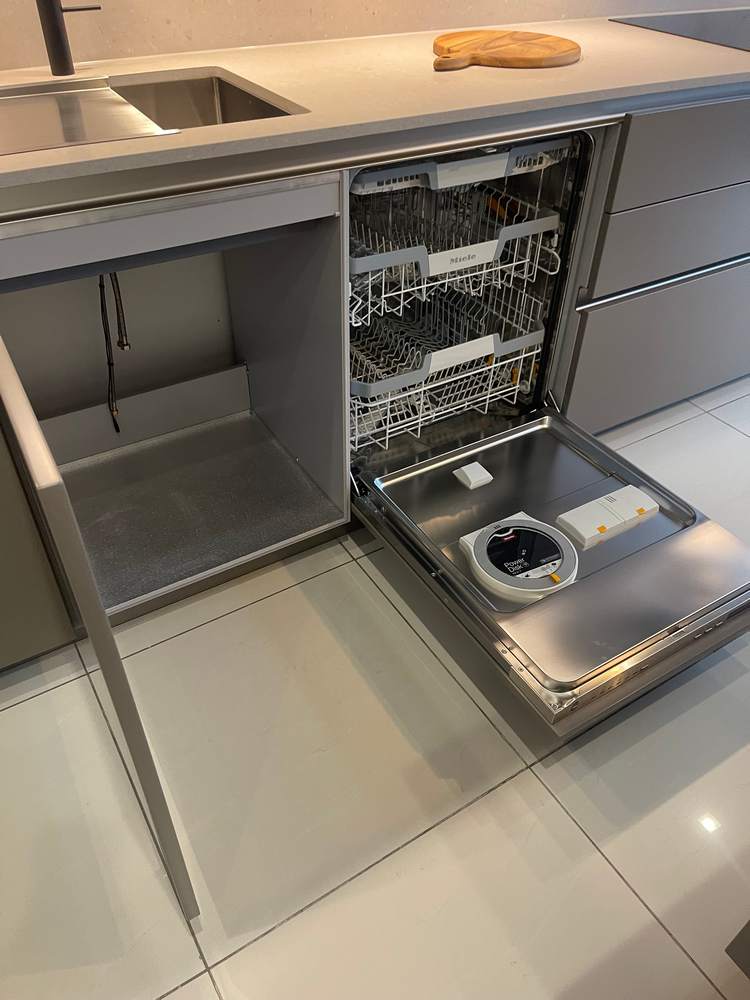 Ex Display Warendorf Luxury Basalt Smooth Lacquer Handleless Kitchen ...