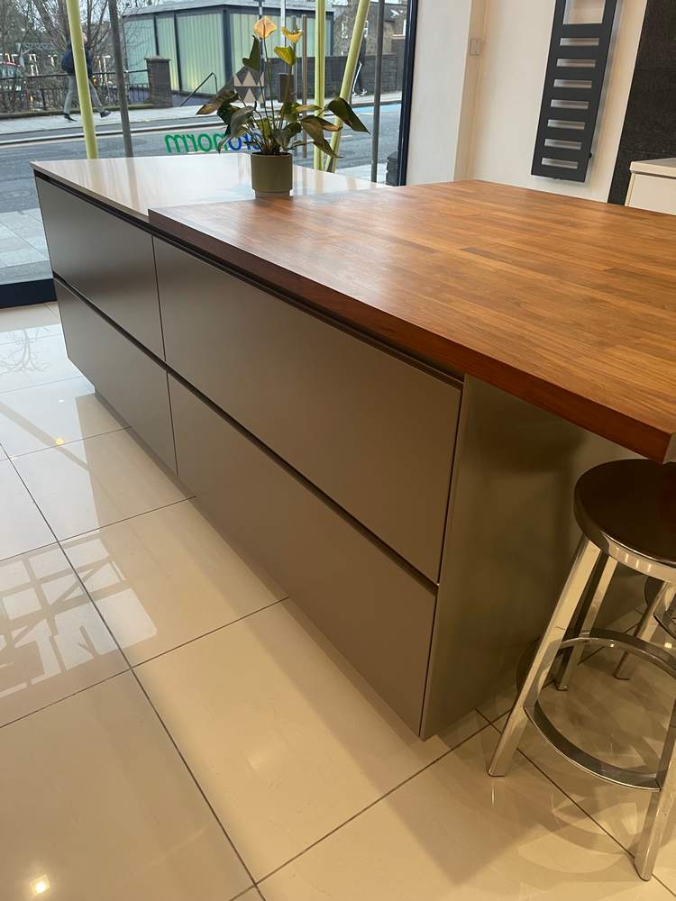 Ex Display Warendorf Luxury Basalt Smooth Lacquer Handleless Kitchen ...