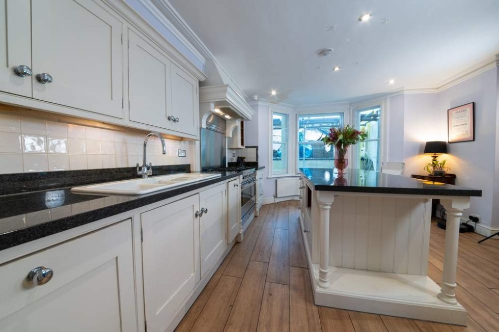 Luxury Ivory Dovetail Joint Wooden Shaker Kitchen & Island - 3832452 ...