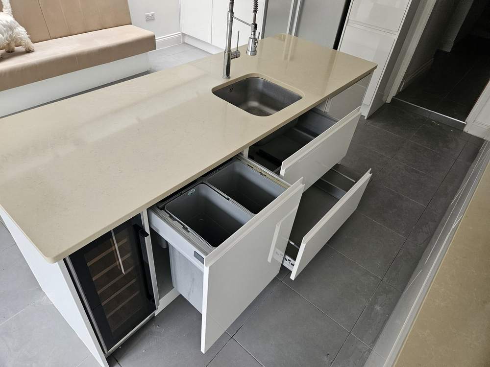 Modern Howdens White Handleless Soft Close Kitchen and Island - 3832476 ...