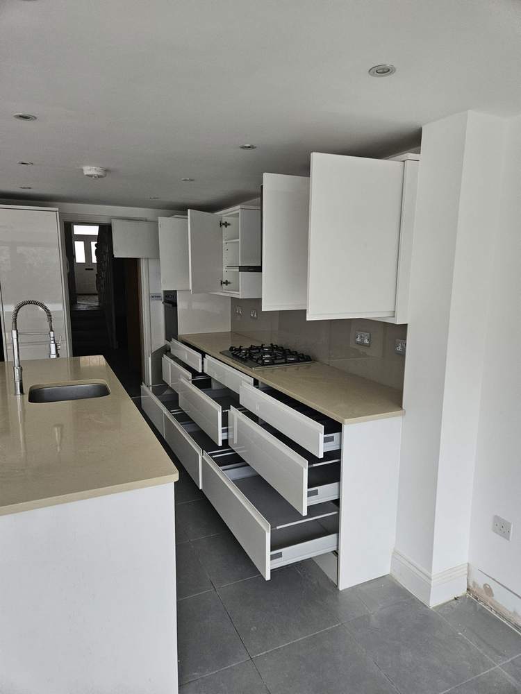 Modern Howdens White Handleless Soft Close Kitchen and Island - 3832476 ...
