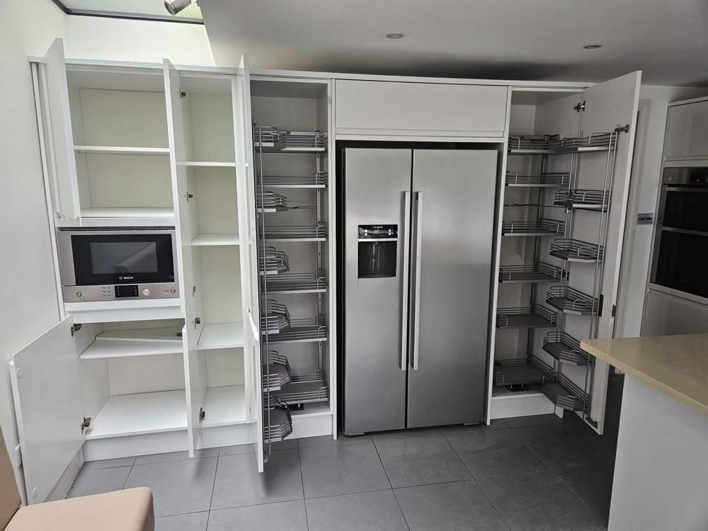 Modern Howdens White Handleless Soft Close Kitchen and Island - 3832476 ...