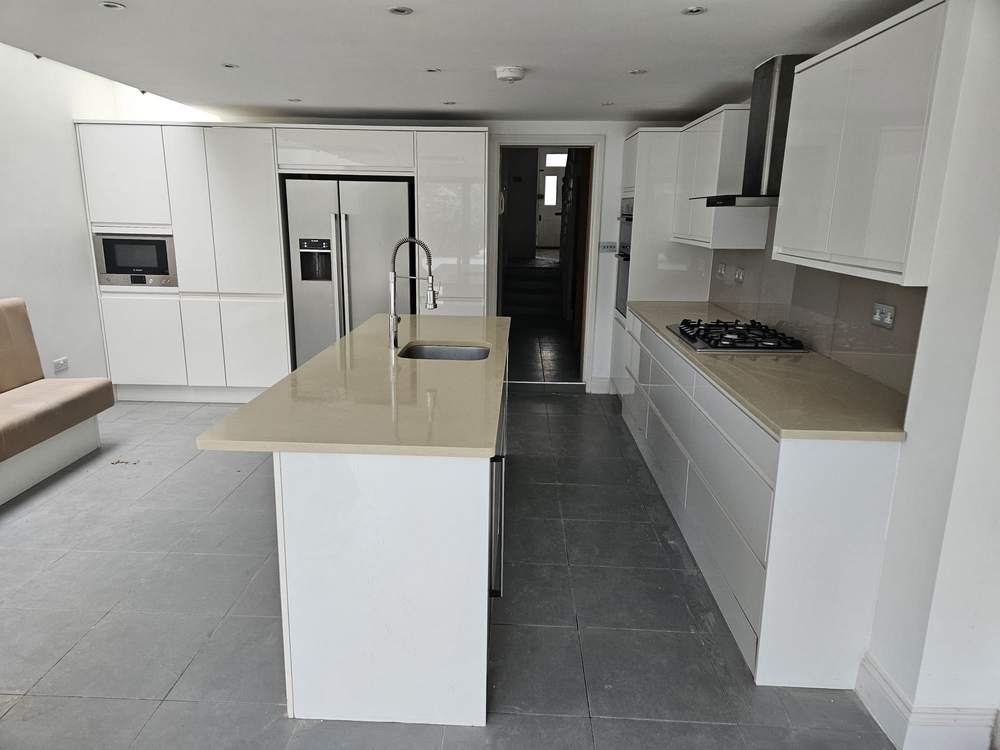 Modern Howdens White Handleless Soft Close Kitchen and Island - 3832476 ...