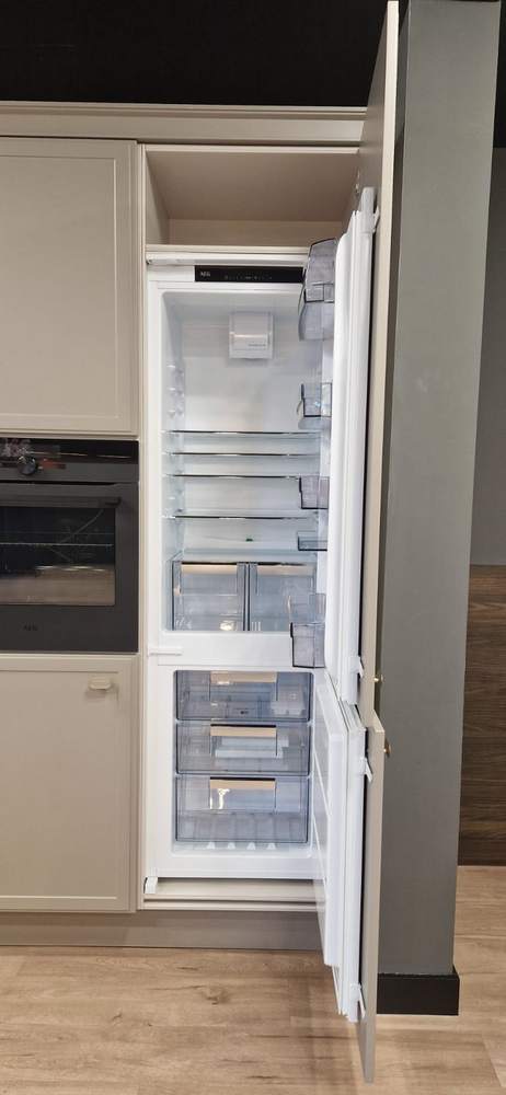 Ex Display AEG SCE818F6TS Series 6000 188cm Integrated Fridge Freezer ...