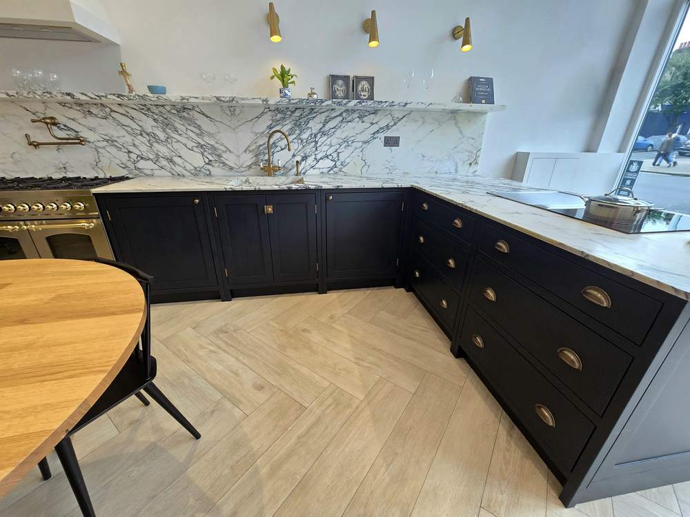 Ex Display Modern Shaker Railings (F&B) Dove Tail Kitchen and Peninsula ...