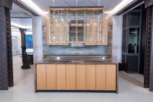 Ex Display Smallbone Oak Veneer Kitchen & Island inc Glazed Hanging ...