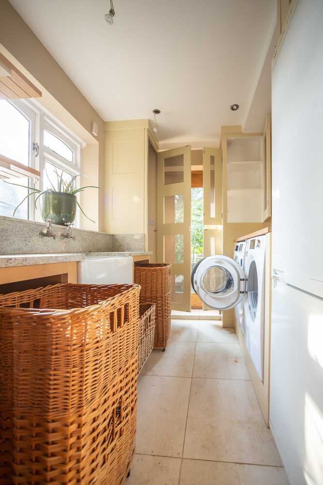Luxury Oak Dovetail Joint Kitchen with Breakfast Bar & Utility Room ...