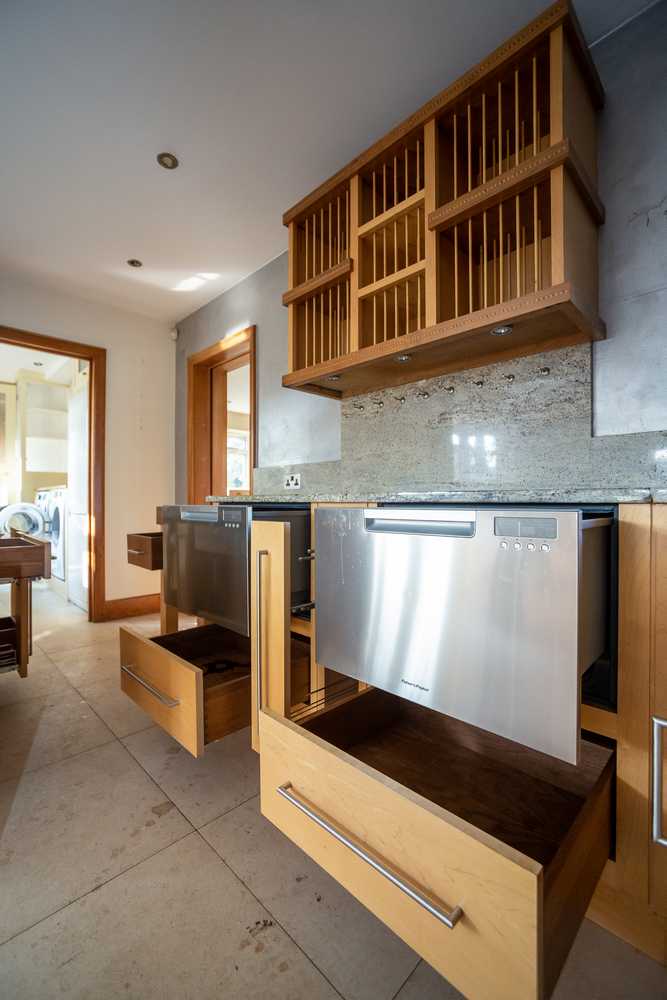 Luxury Oak Dovetail Joint Kitchen with Breakfast Bar & Utility Room ...