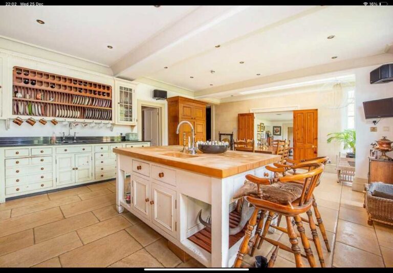 Luxury Chalon Inframe Dove Tail Joint Pale Green Kitchen with Island ...