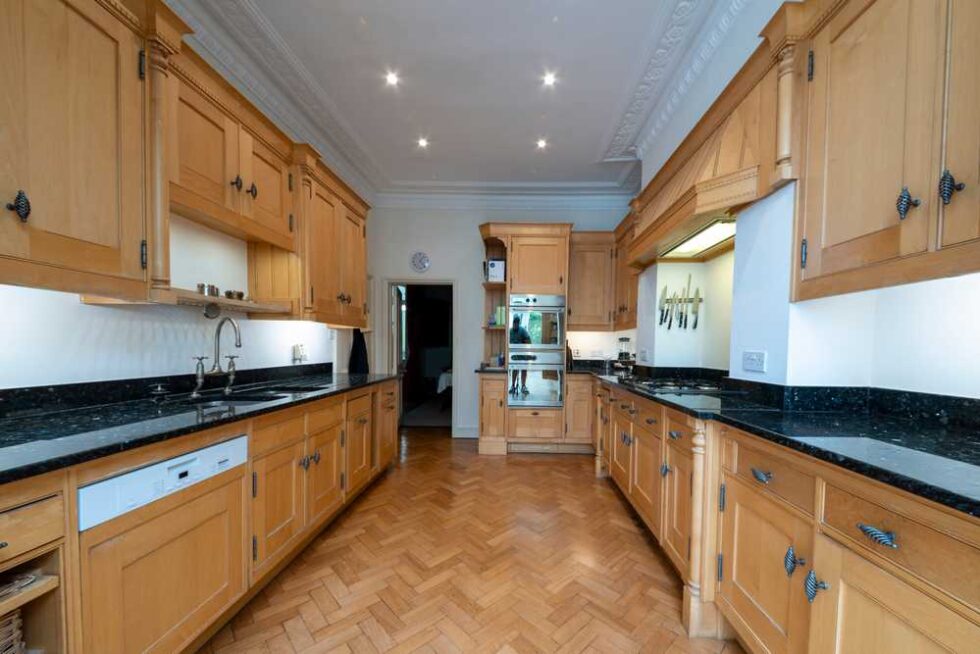 Luxury Mark Wilkinson Wooden Dovetail Joint Kitchen with Dresser ...
