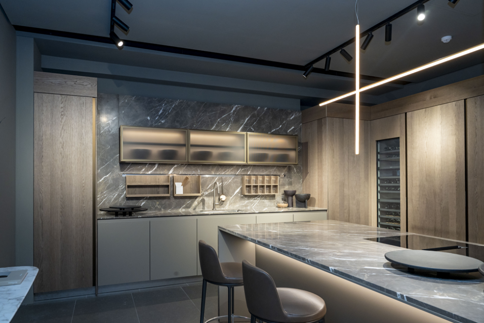 Luxury Ex-Display Arclinea Thea Fossil Oak Kitchen - 3833366 | Used ...