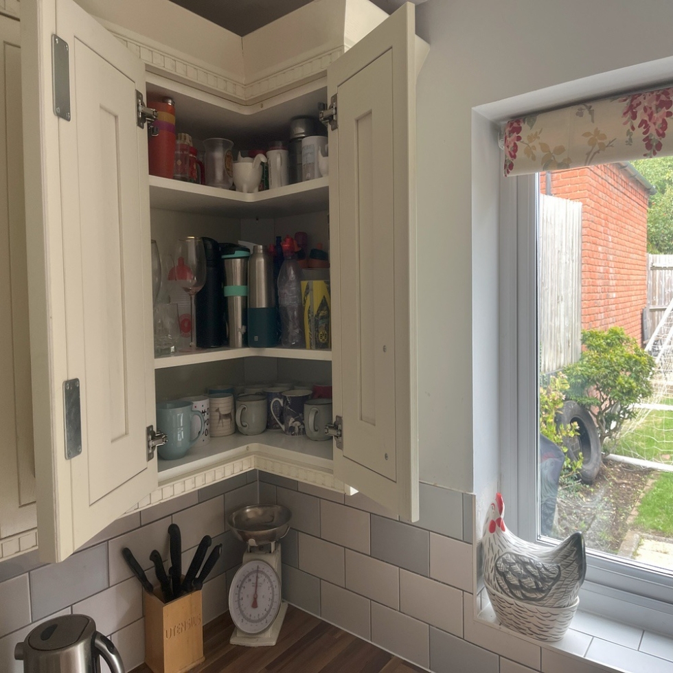 Howdens Tewkesbury White Shaker Kitchen with Island and Utility Room ...