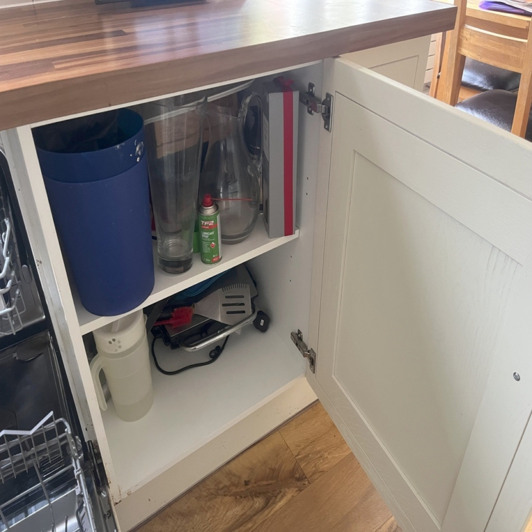 Howdens Tewkesbury White Shaker Kitchen with Island and Utility Room ...