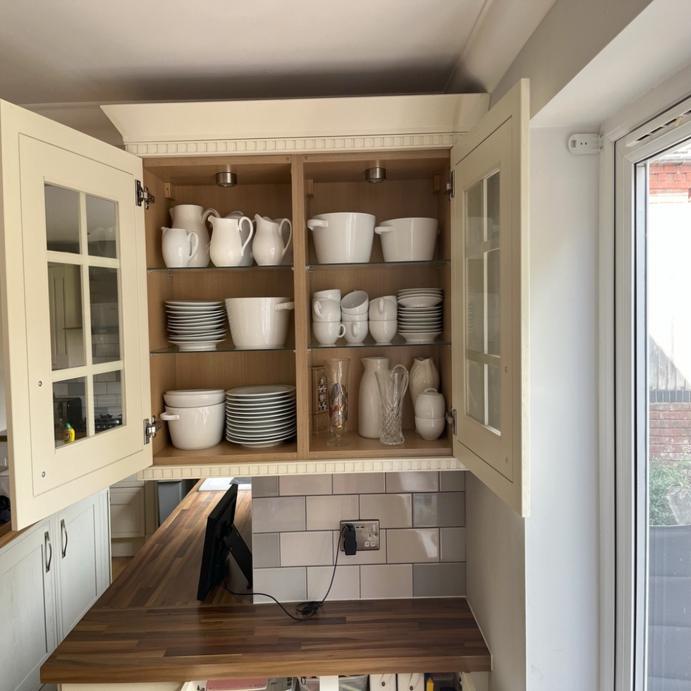 Howdens Tewkesbury White Shaker Kitchen with Island and Utility Room ...