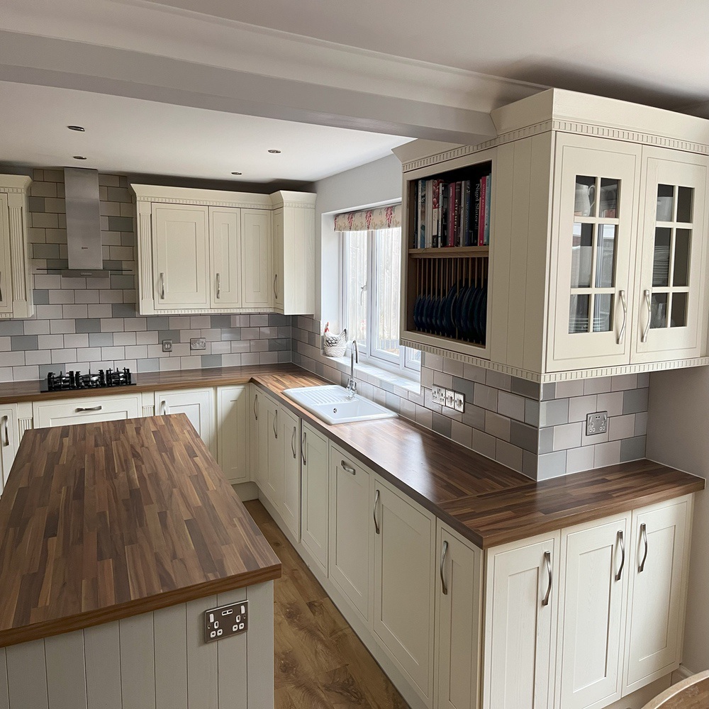 Howdens Tewkesbury White Shaker Kitchen with Island and Utility Room ...