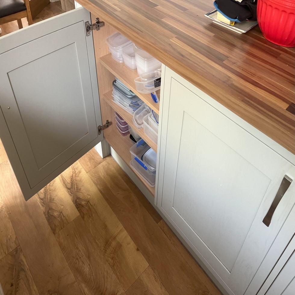 Howdens Tewkesbury White Shaker Kitchen with Island and Utility Room ...