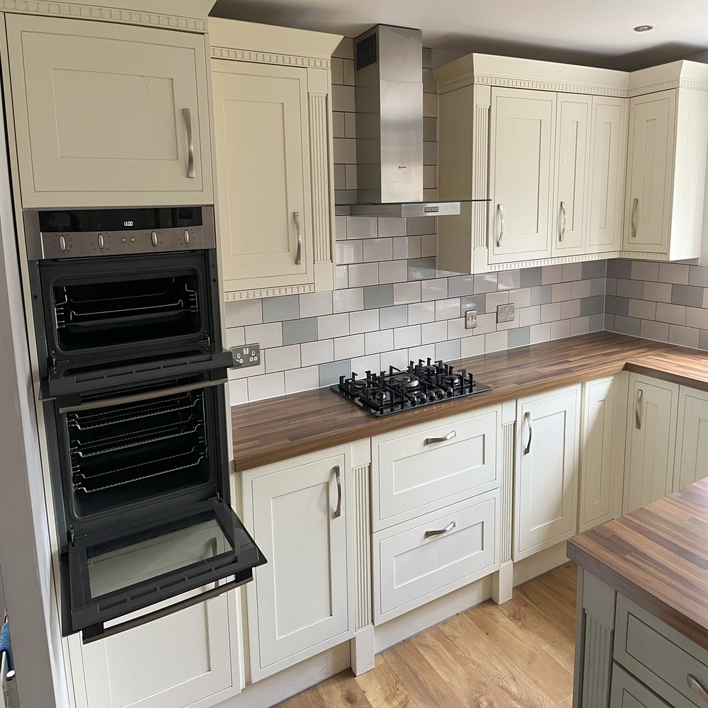 Howdens Tewkesbury White Shaker Kitchen with Island and Utility Room ...