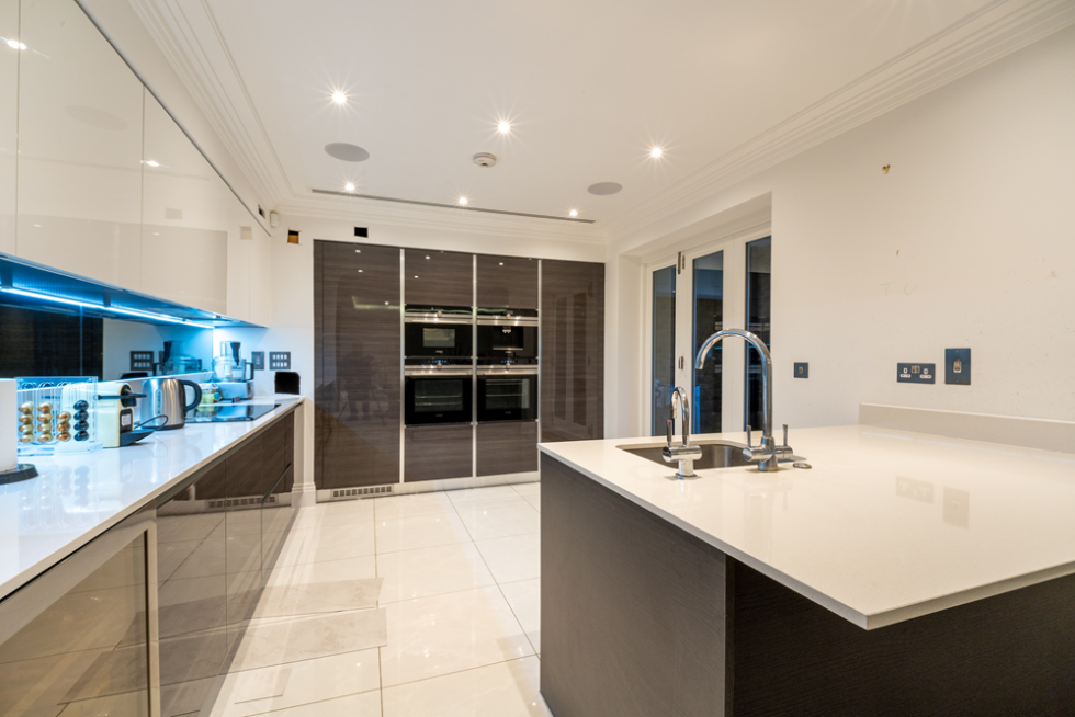 Lida Cuchina Brown and Cream Gloss Kitchen with Peninsula - 3833351 ...